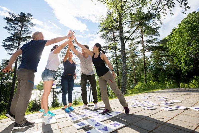 48 Gratis Teambuilding Øvelser: Forslag & guide til aktiviteter